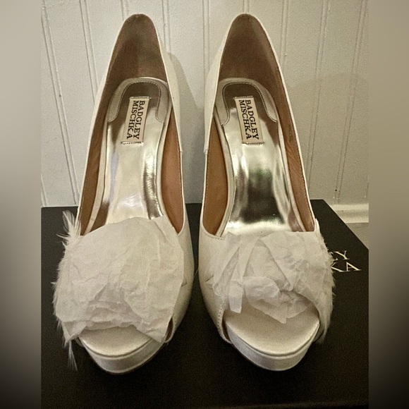 Badgley Mischka | Shoes | Badgley Mischka Ginnie Stunning White Satin ...